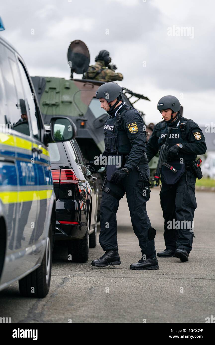 Hof, Germany. 06th Oct, 2021. Police and Bundeswehr forces practice a scenario during the "Joint ...