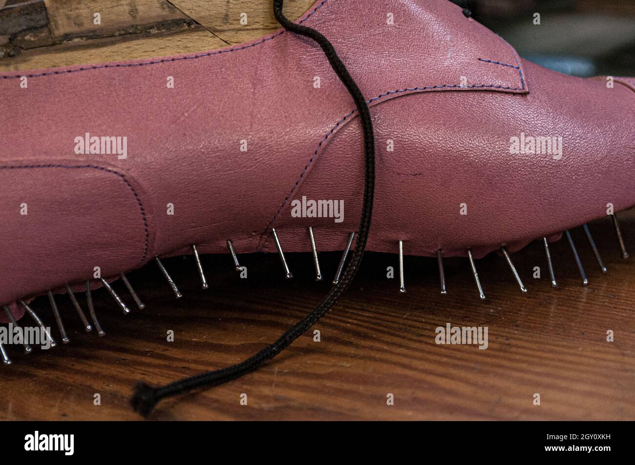 Fabricacio artesanal de calzado hi-res stock photography and images - Alamy