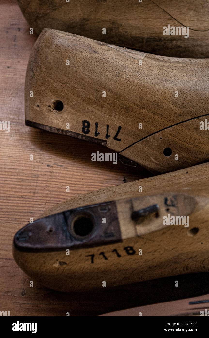 Fabricacio artesanal de calzado hi-res stock photography and images - Alamy