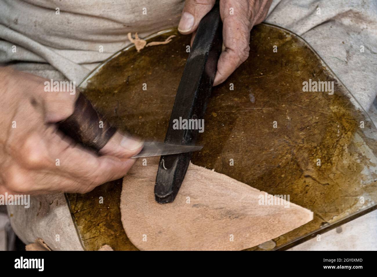 Fabricacio artesanal de calzado hi-res stock photography and images - Alamy