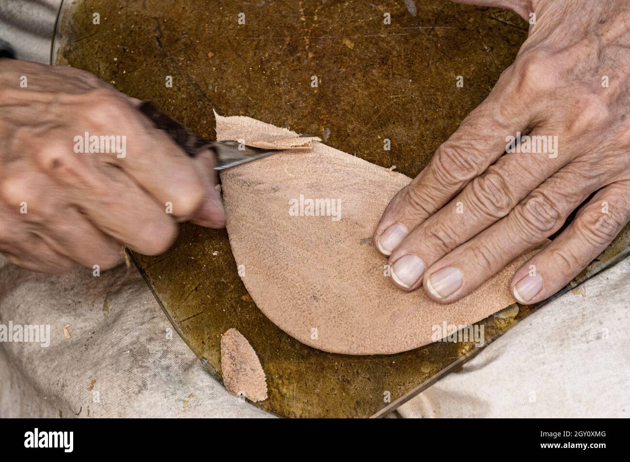 Fabricacio artesanal de calzado hi-res stock photography and images - Alamy