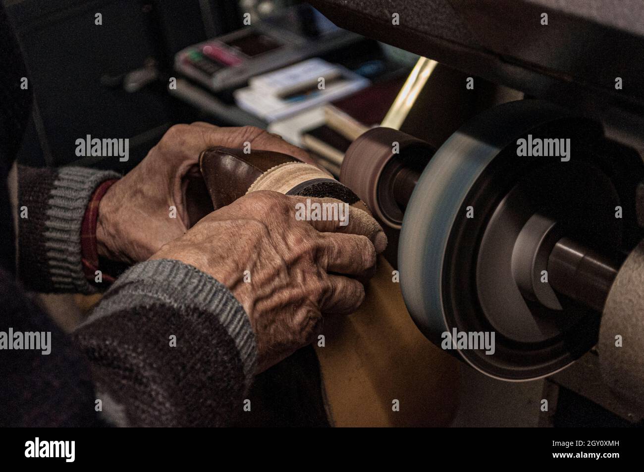 Fabricacio artesanal de calzado hi-res stock photography and images - Alamy