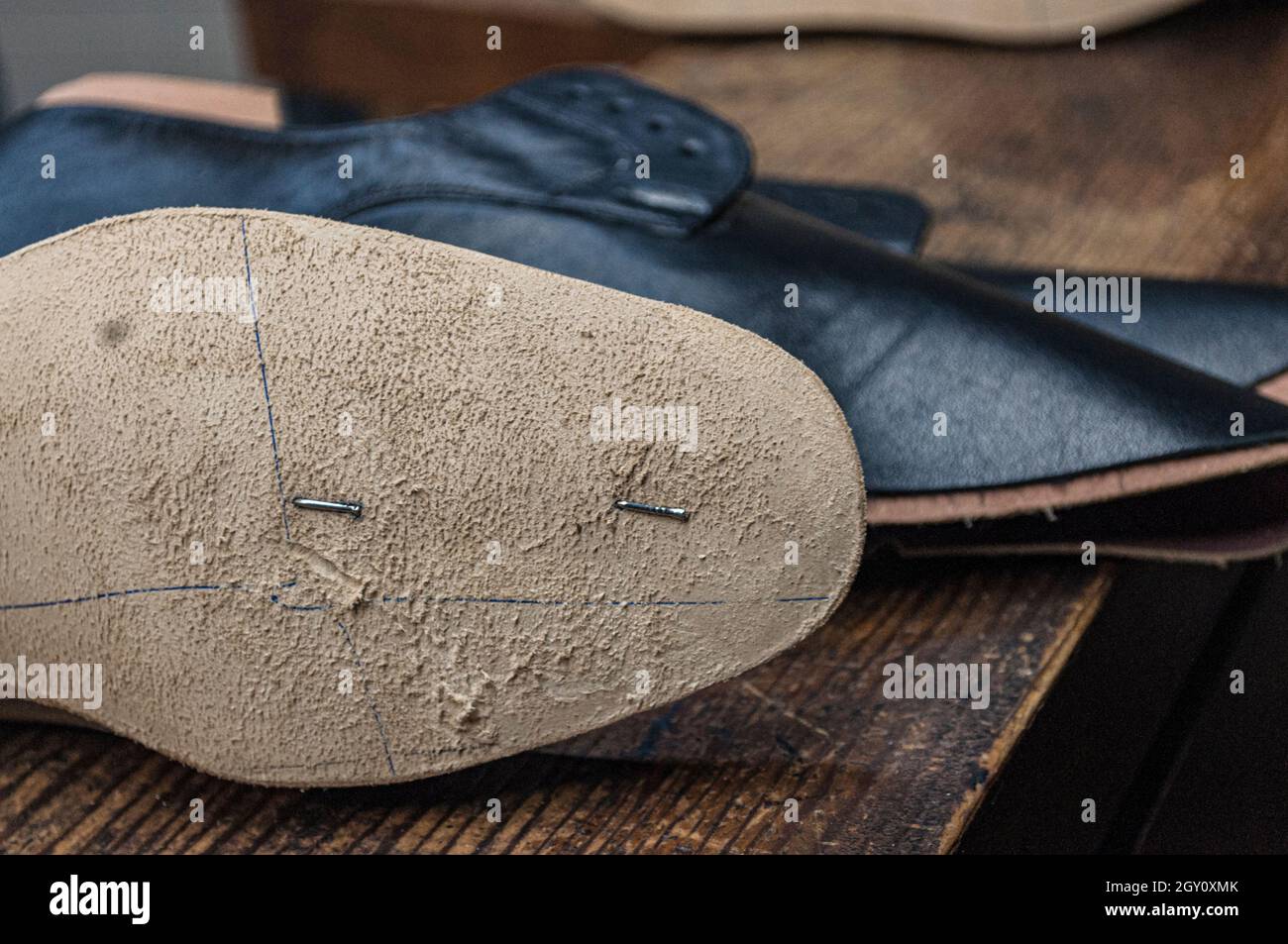 Fabricacio artesanal de calzado hi-res stock photography and images - Alamy