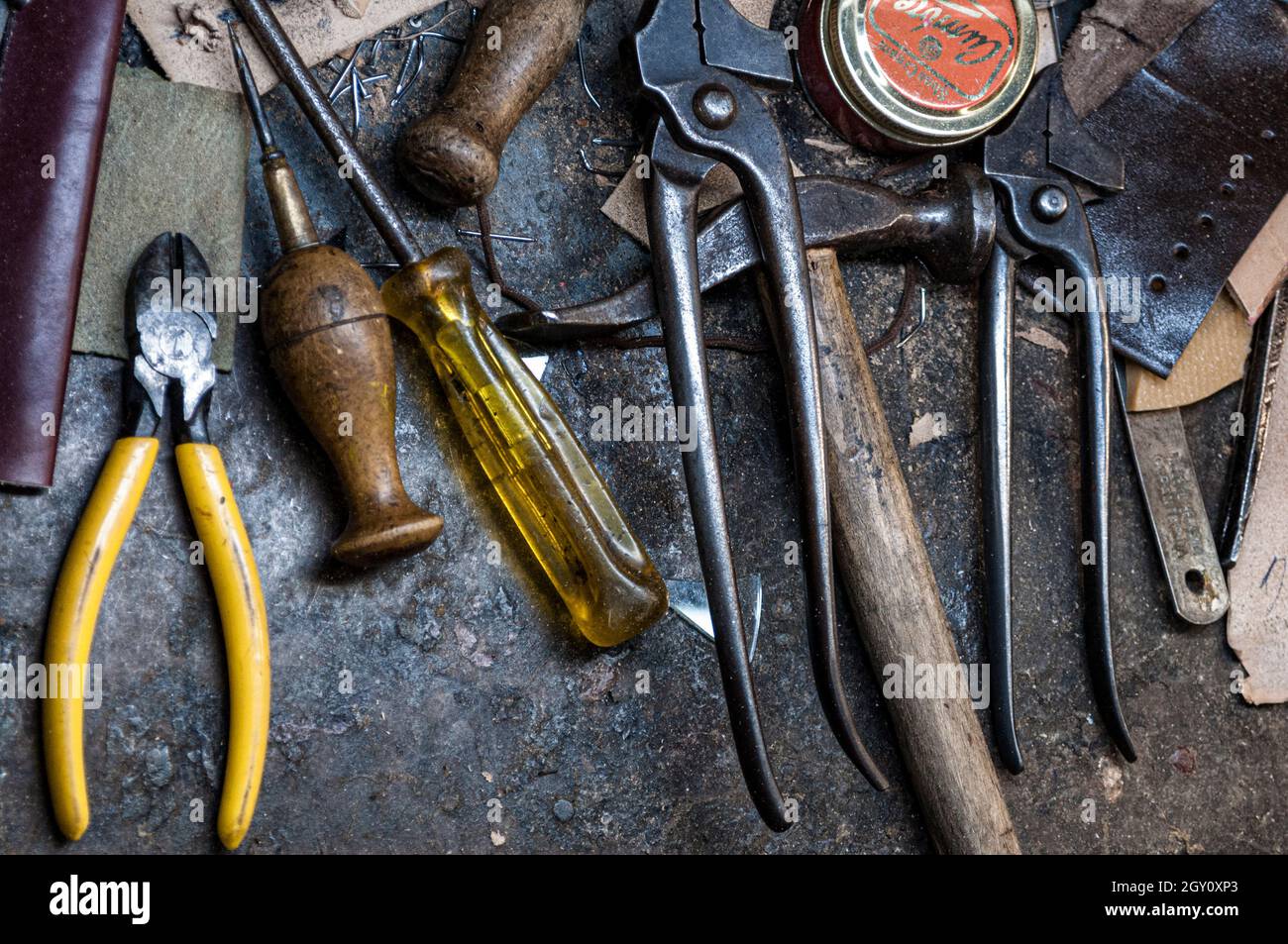 Fabricacio artesanal de calzado hi-res stock photography and images - Alamy