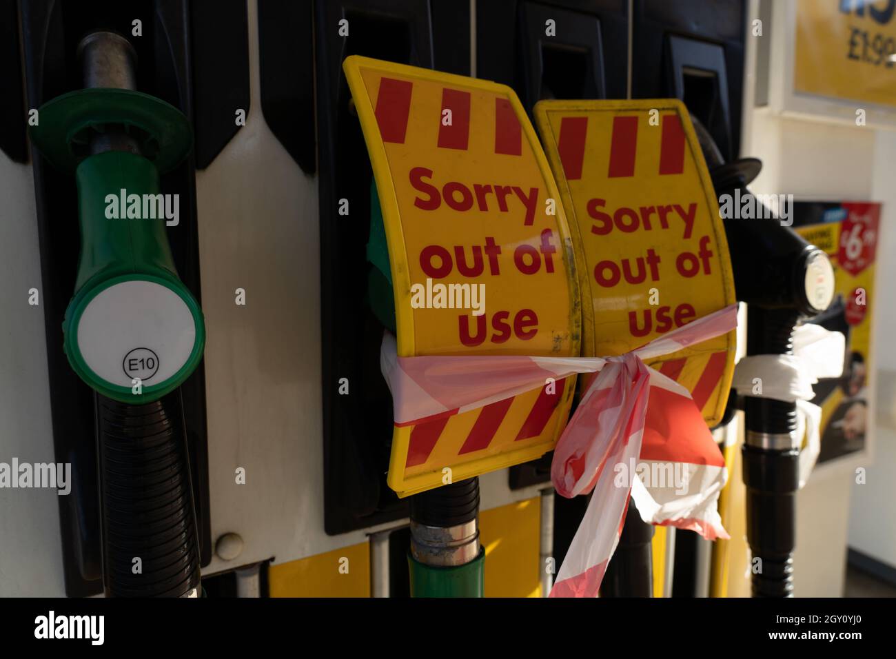 Empty fuel stations hi-res stock photography and images - Alamy