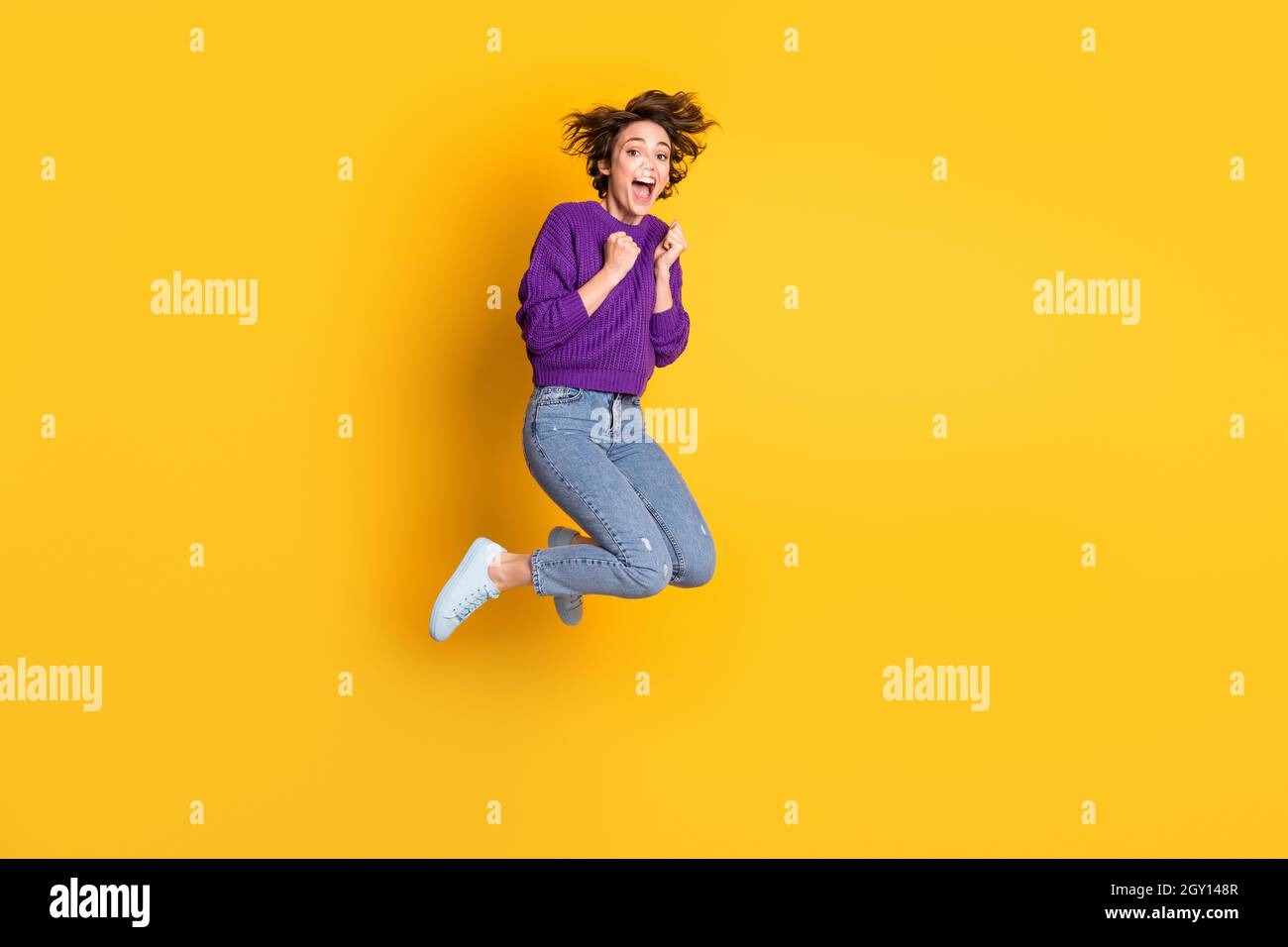Photo portrait full body view of cheerful screaming girl jumping up ...