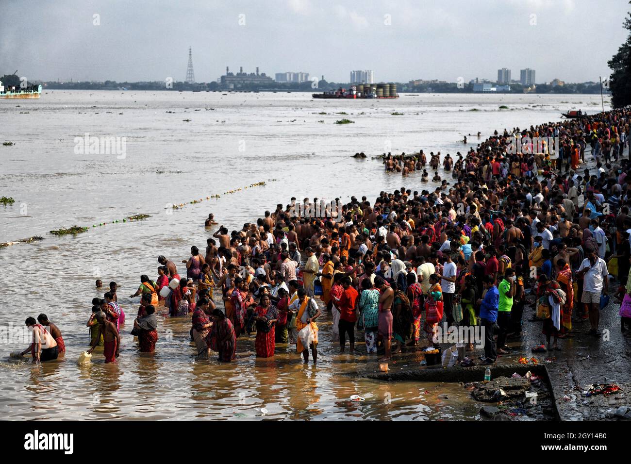 Kolkata, India. 06th Oct, 2021. Crowds of devotees seen in River Ganges ...