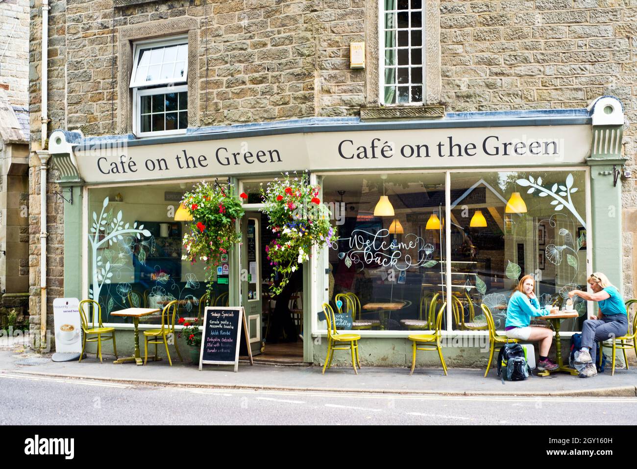 Cafe on the green, Baslow Village, Derbyshire, England Stock Photo - Alamy