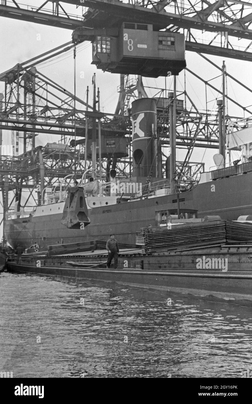 Ansicht einer Werft bei einer Hafenrundfahrt durch den Hafen Emden ...