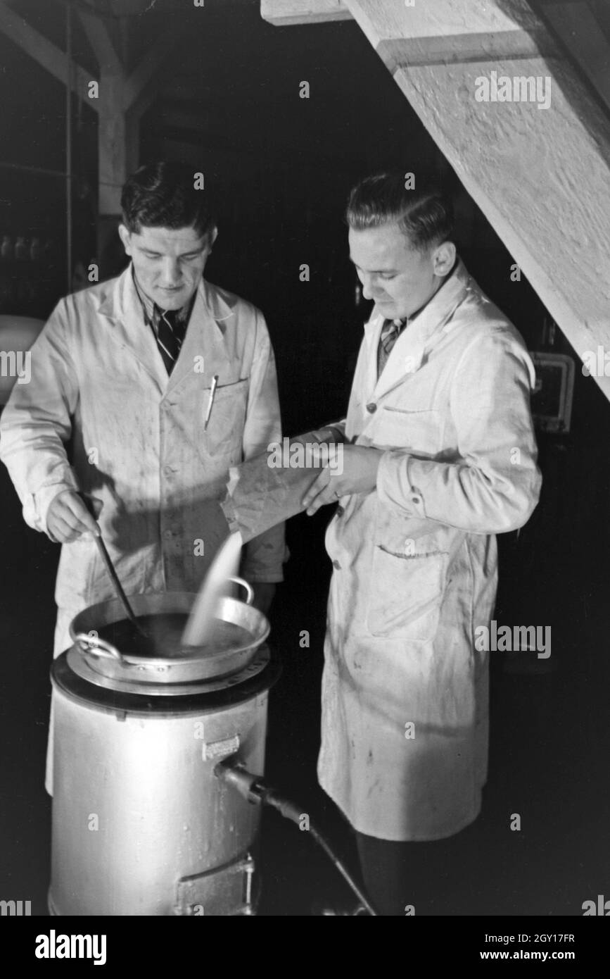Zwei Lebensmittelchemiker an einem Gartopf im Konserventechnikum ...