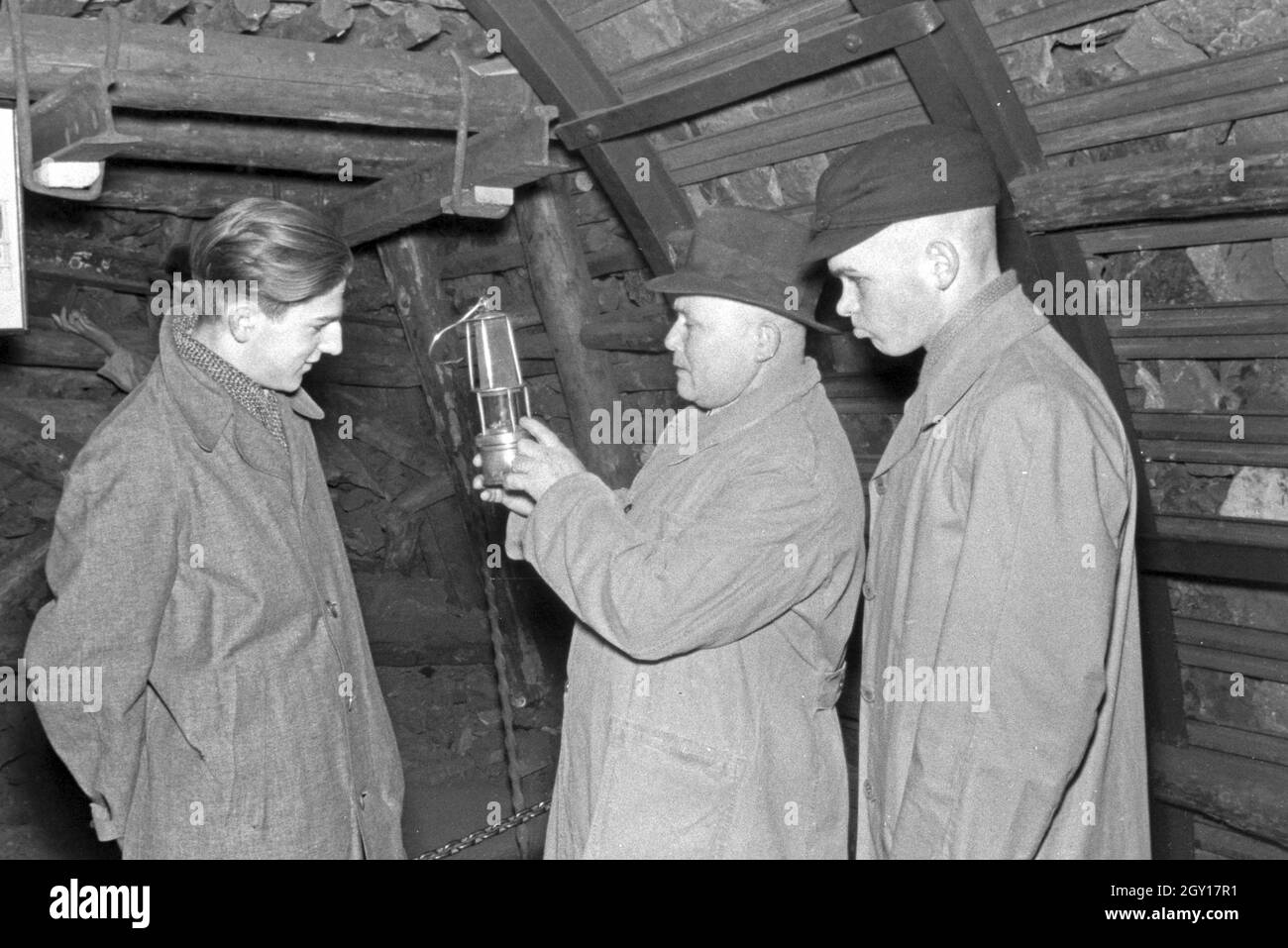 Eine Besuchergruppe bei einer Führung durch das Schaubergwerk Zeche ... Eine Besuchergruppe bei einer Führung durch das Schaubergwerk Zeche ...