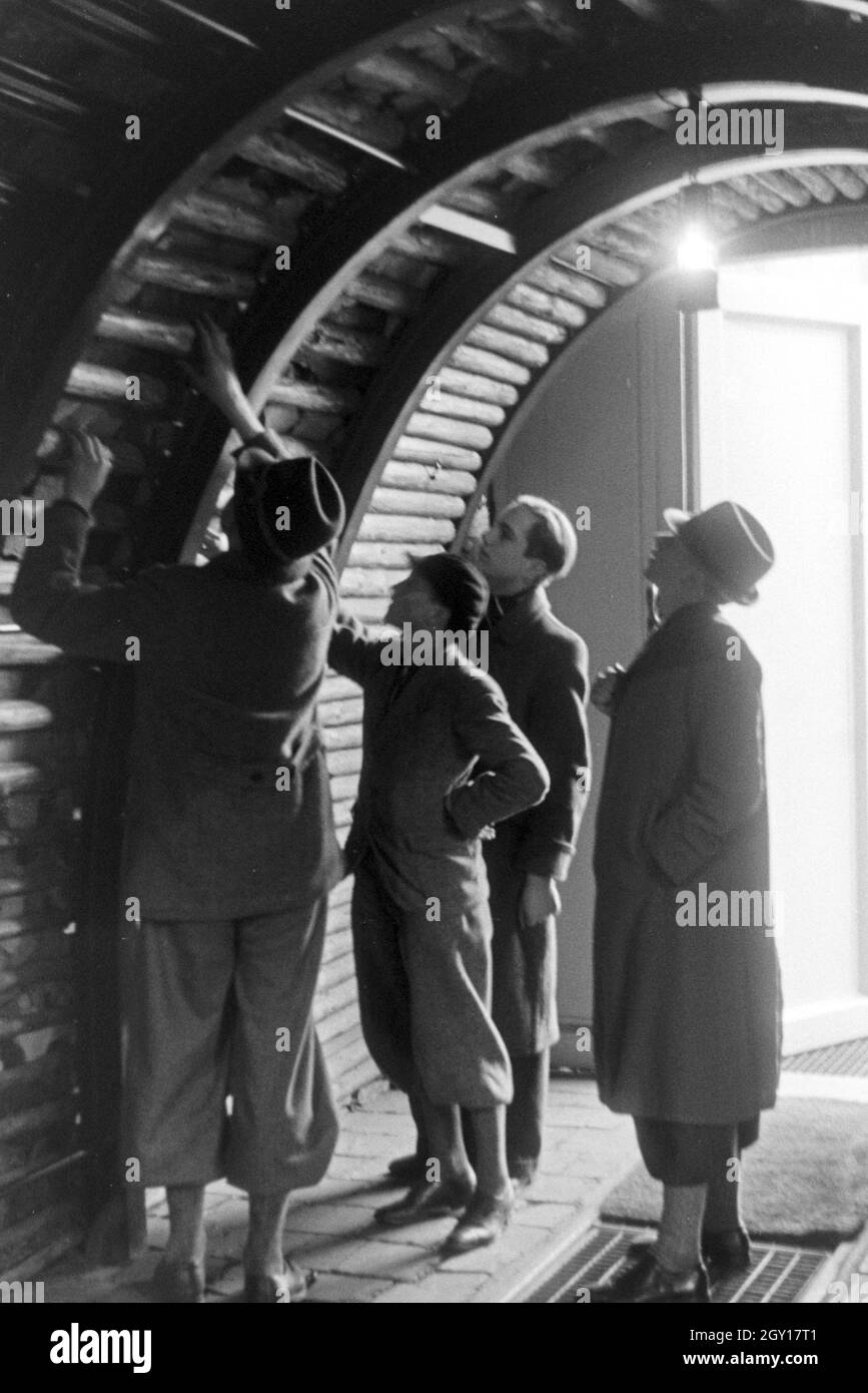 Eine Besuchergruppe bei einer Führung durch das Schaubergwerk Zeche ... Eine Besuchergruppe bei einer Führung durch das Schaubergwerk Zeche ...