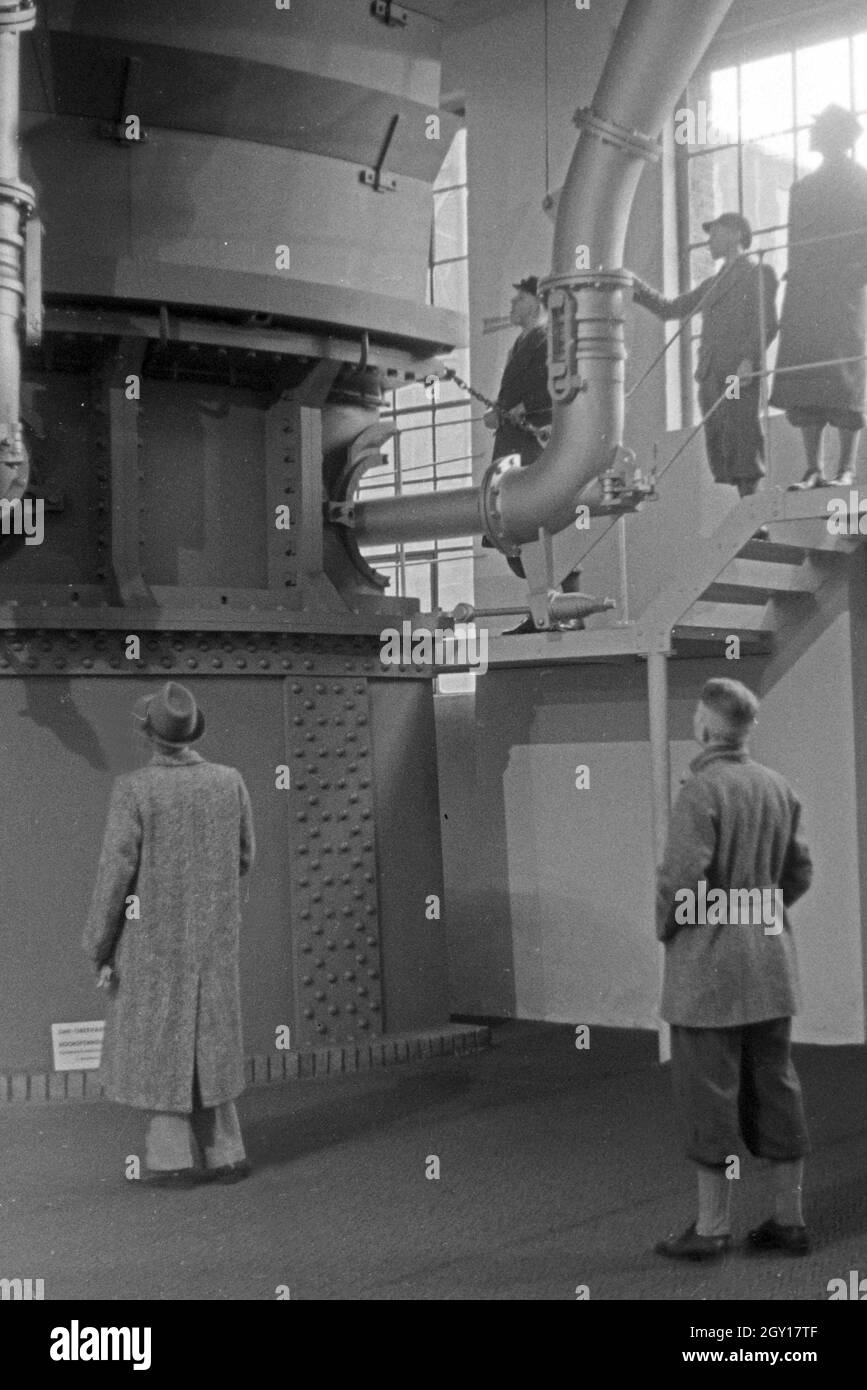 Eine Besuchergruppe bei einer Führung durch das Schaubergwerk Zeche ... Eine Besuchergruppe bei einer Führung durch das Schaubergwerk Zeche ...