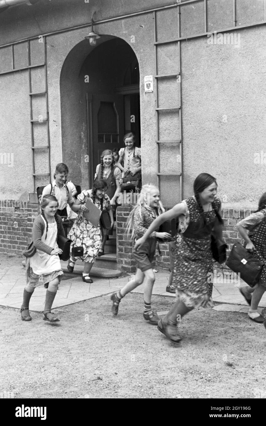 Unterrichtsende an der von Adolf Reichwein geleiteten Landschule in ...