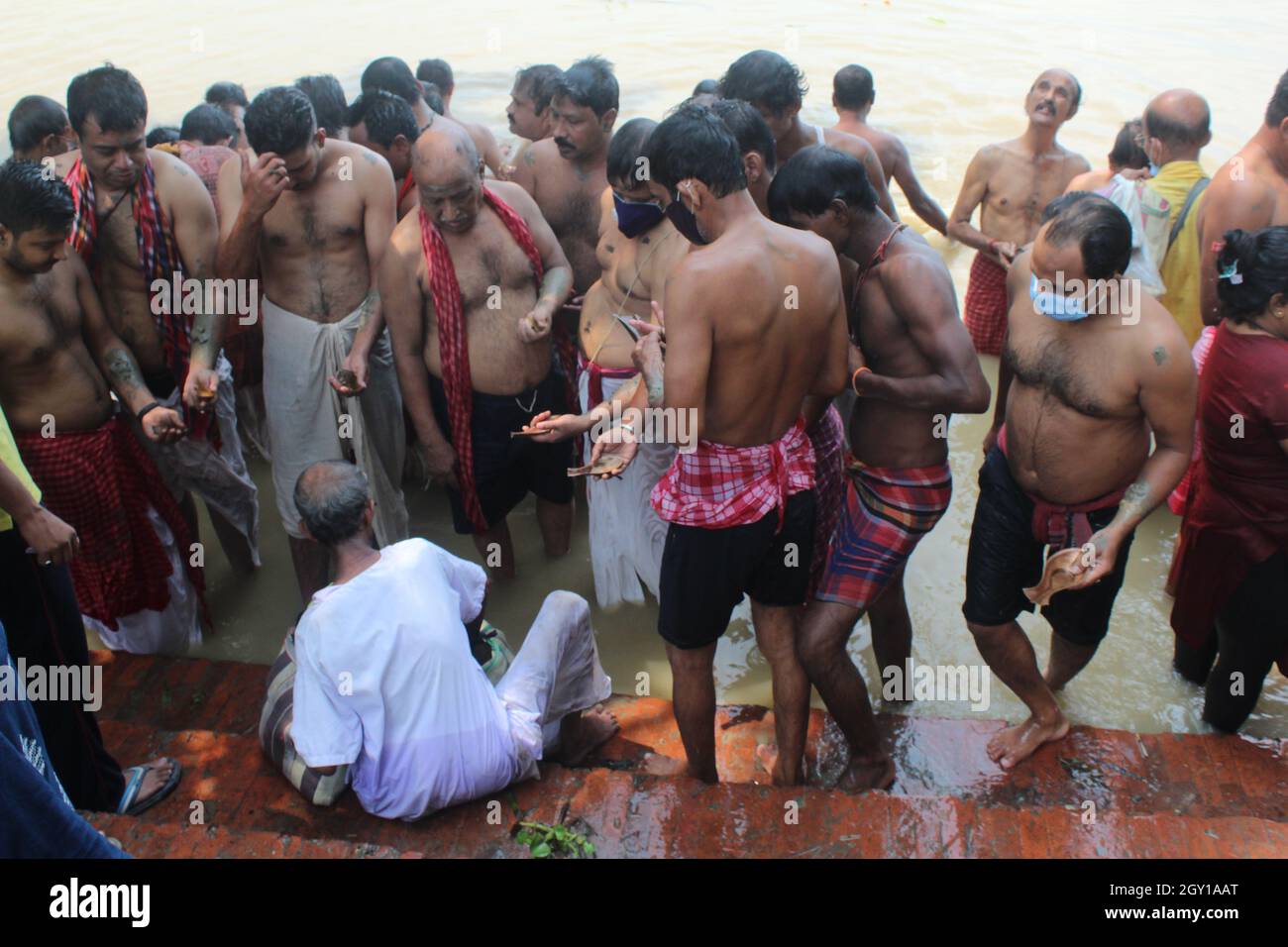 Kolkata, India. 06th Oct, 2021. Hindu devotees performing Tarpan on the ...