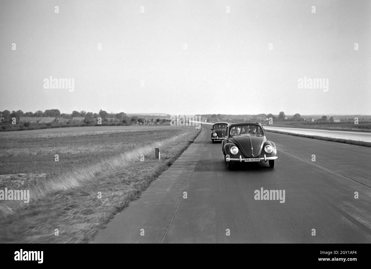 Zwei Modelle des Volkswagen Käfer, oder KdF Wagen, mit offenem und ...