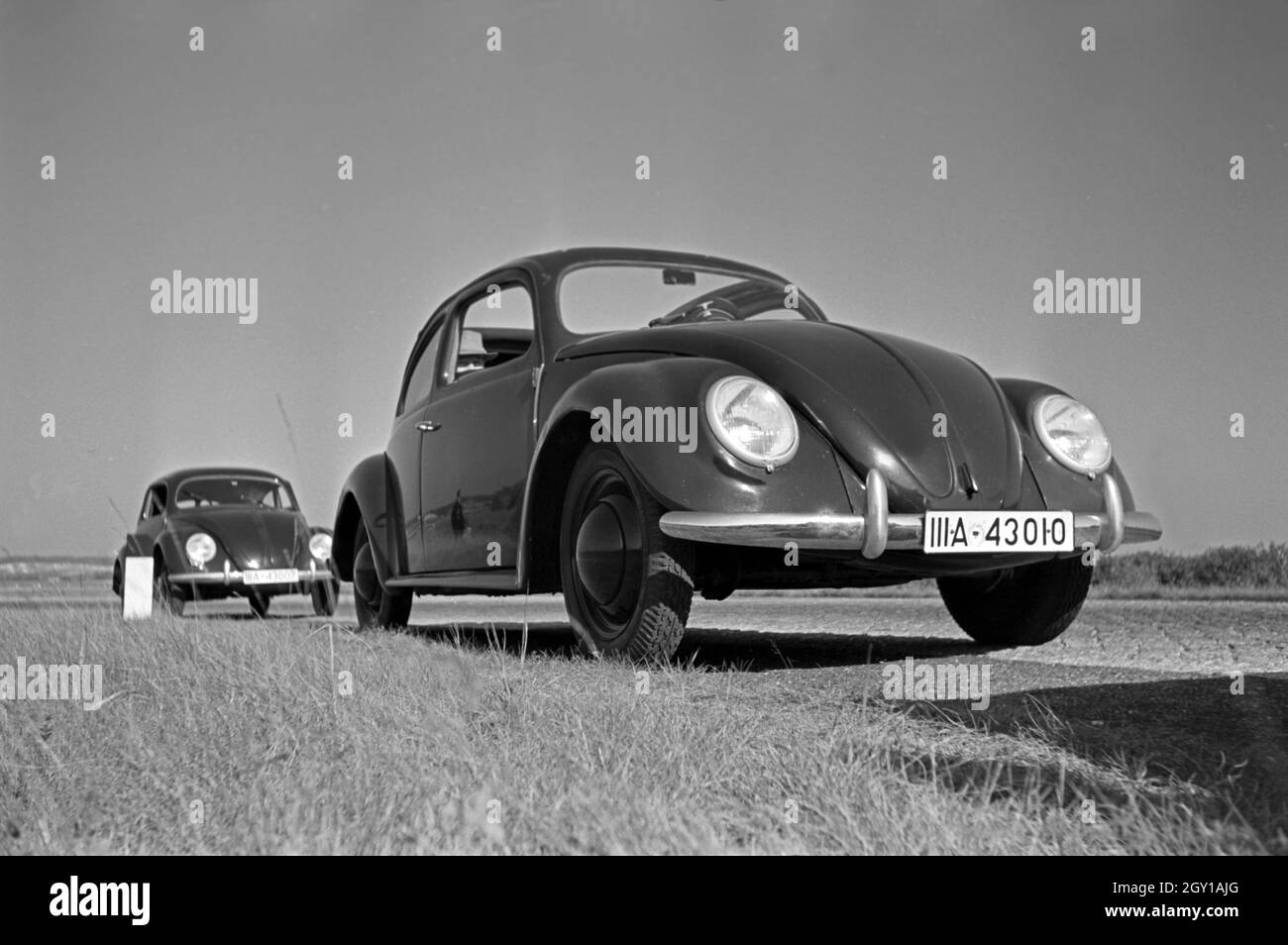 Zwei Modelle des Volkswagen Käfer, oder KdF Wagen, mit offenem und ...