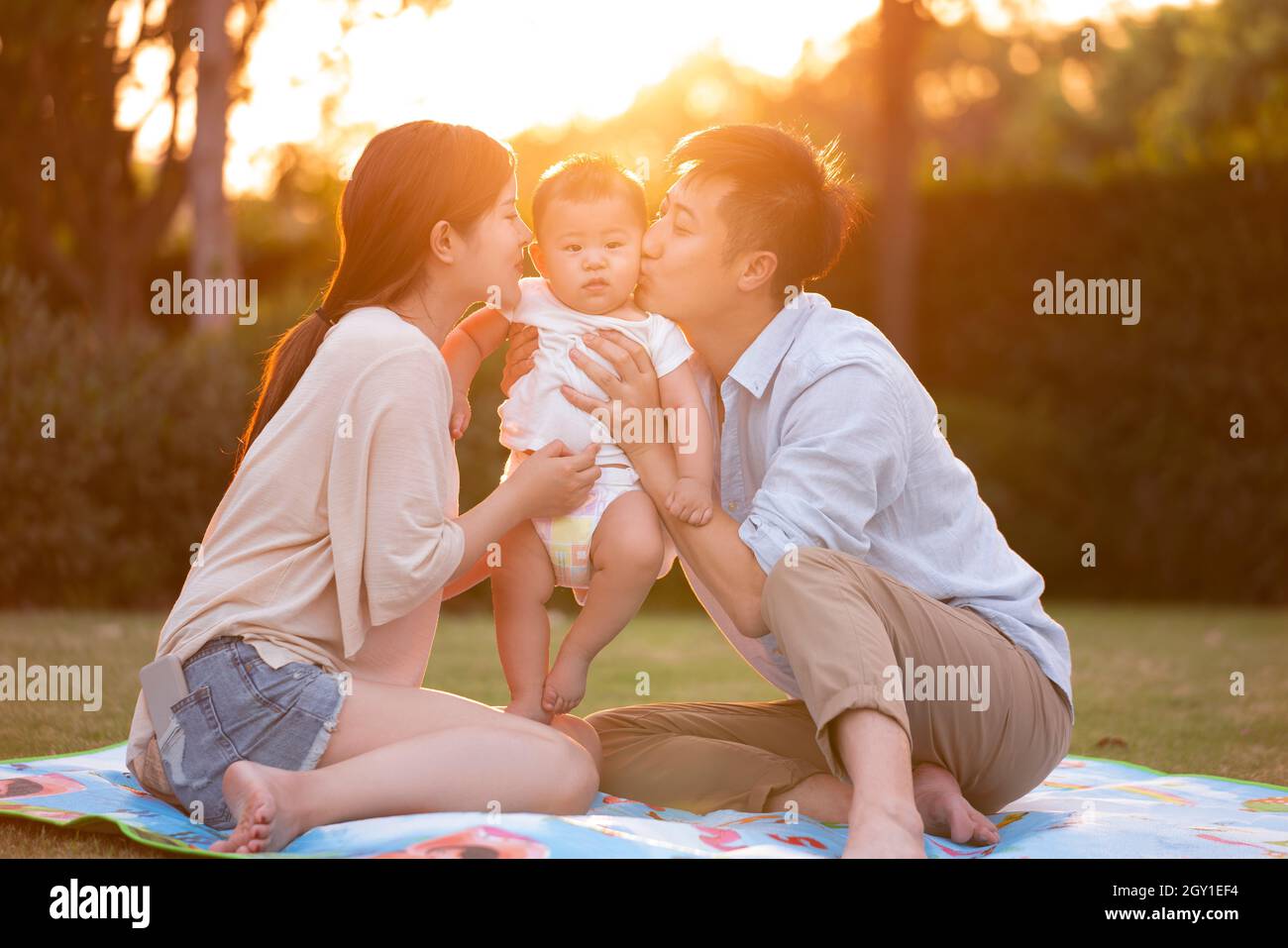 Kissing blanket hi-res stock photography and images - Alamy