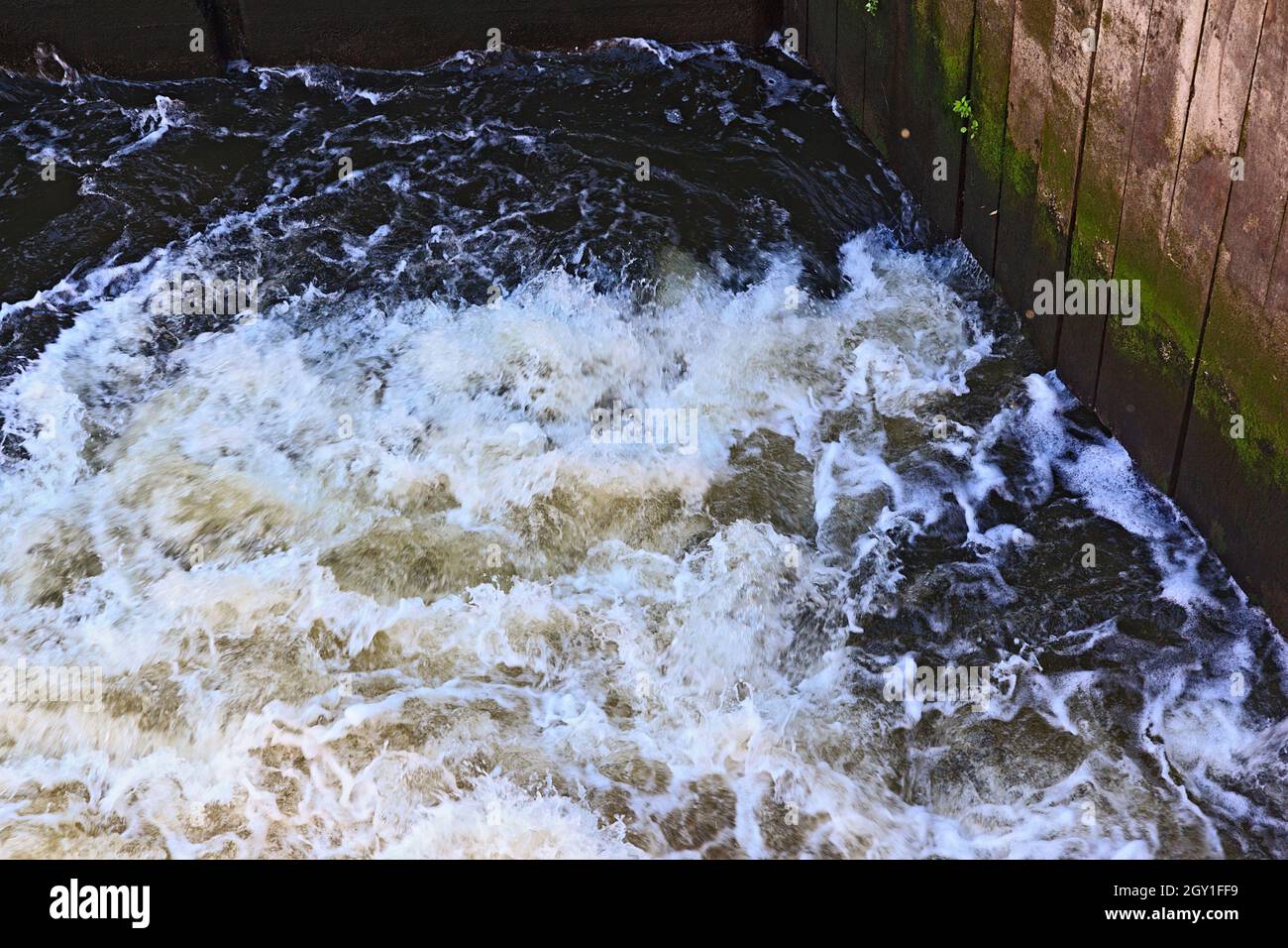 Water Turbulence around lock gate sluice at Cromwell Lock near Newark ...