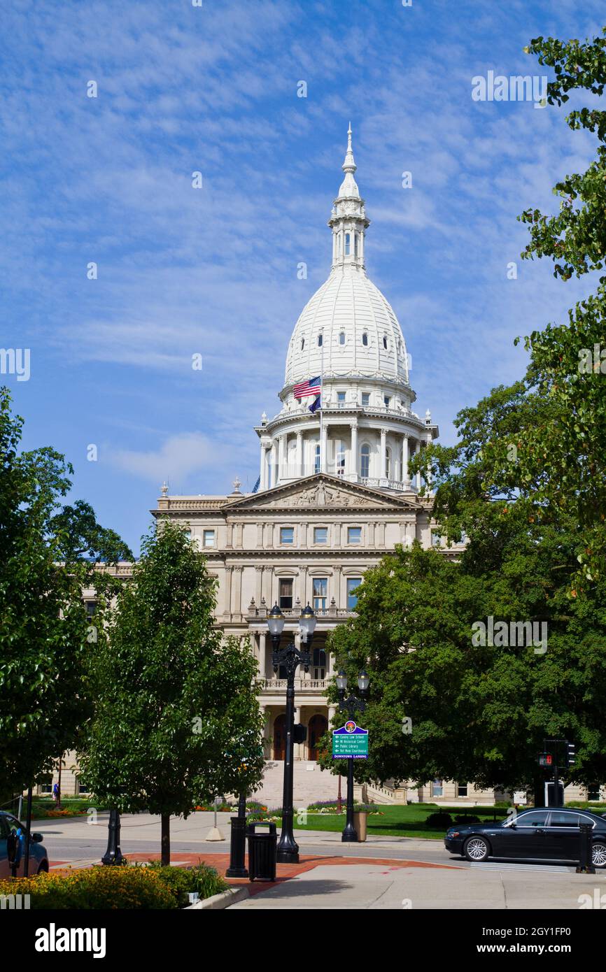 White courthouse building hi-res stock photography and images - Alamy