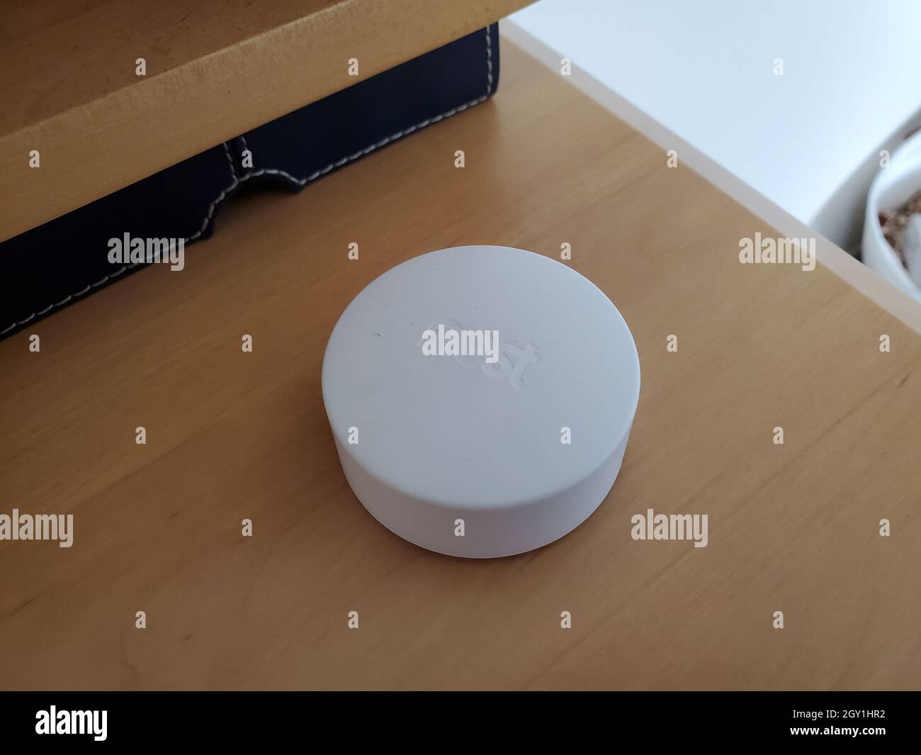 The google nest learning thermostat hi-res stock photography and images ...