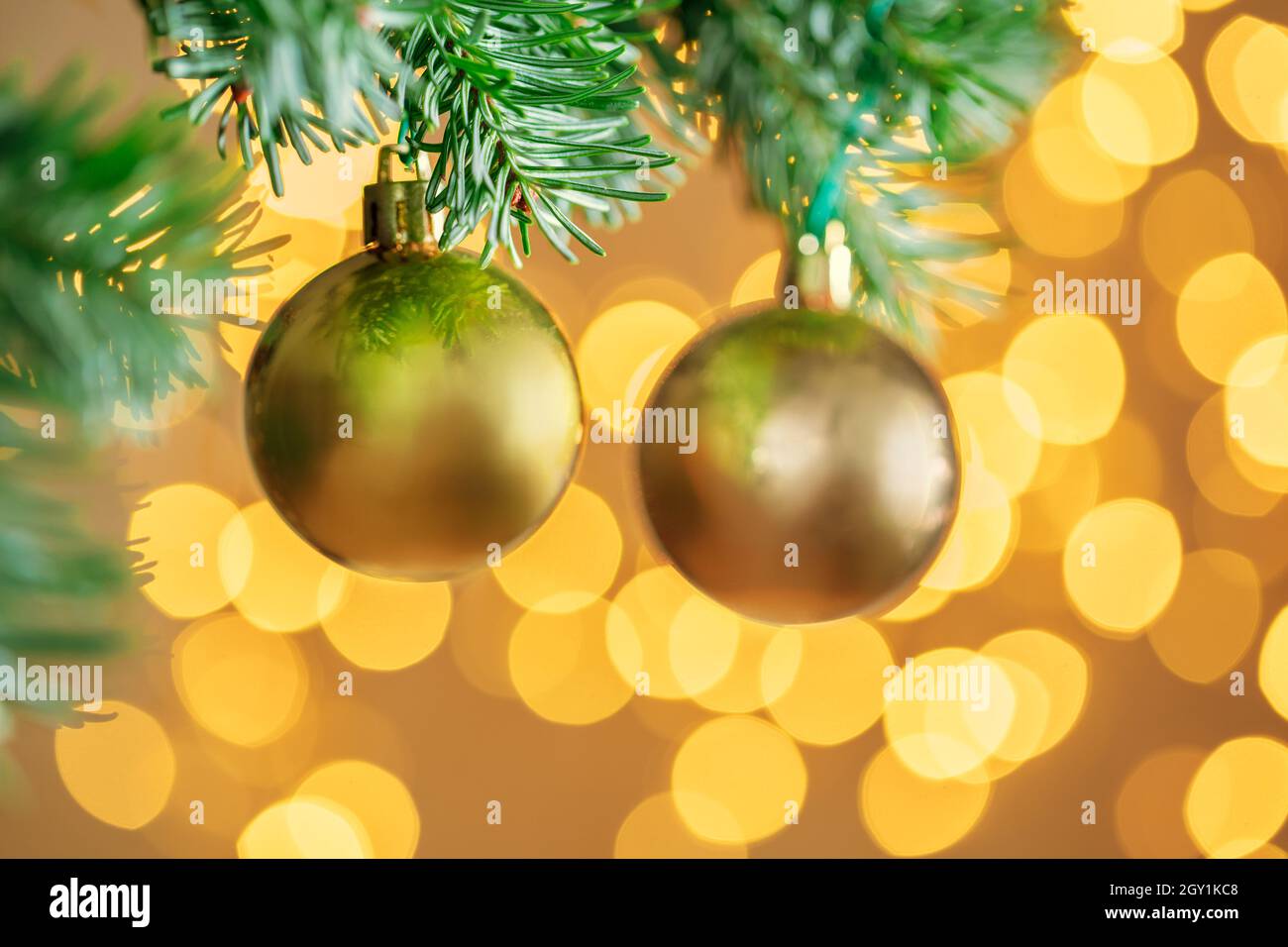 Christmas tree background with golden bauble on bokeh sparkling Stock ...