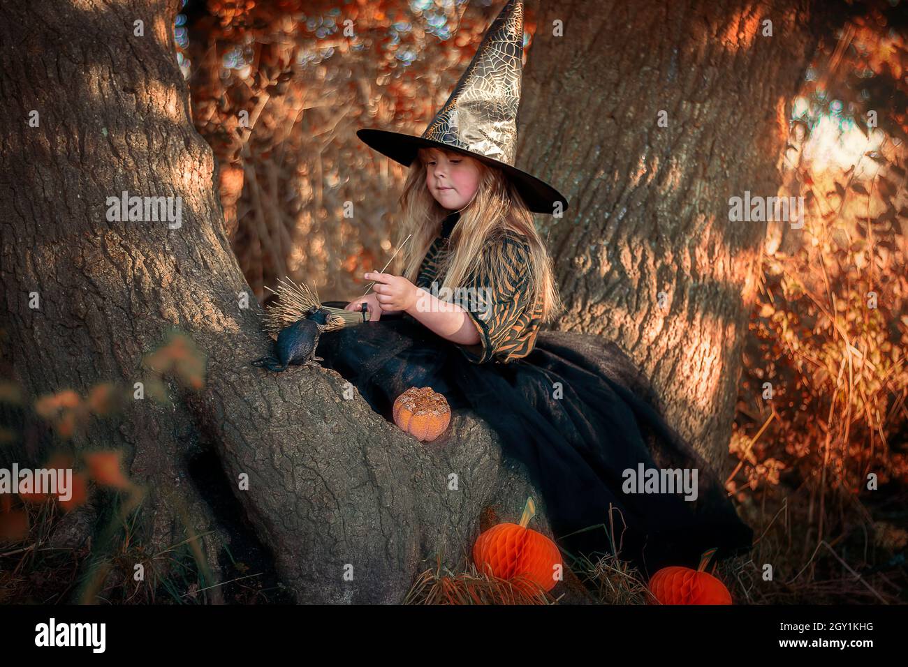 Child dressed as a tree costume hi-res stock photography and images - Alamy