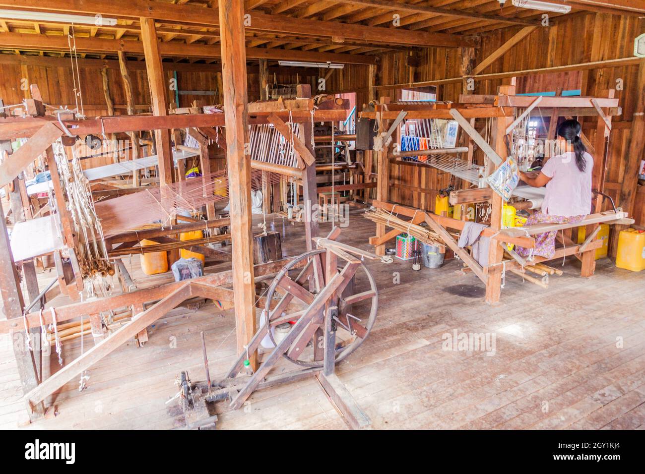 INLE, MYANMAR - NOVEMBER 28, 2016: Looms in Myat Pwint Chel weaving ...