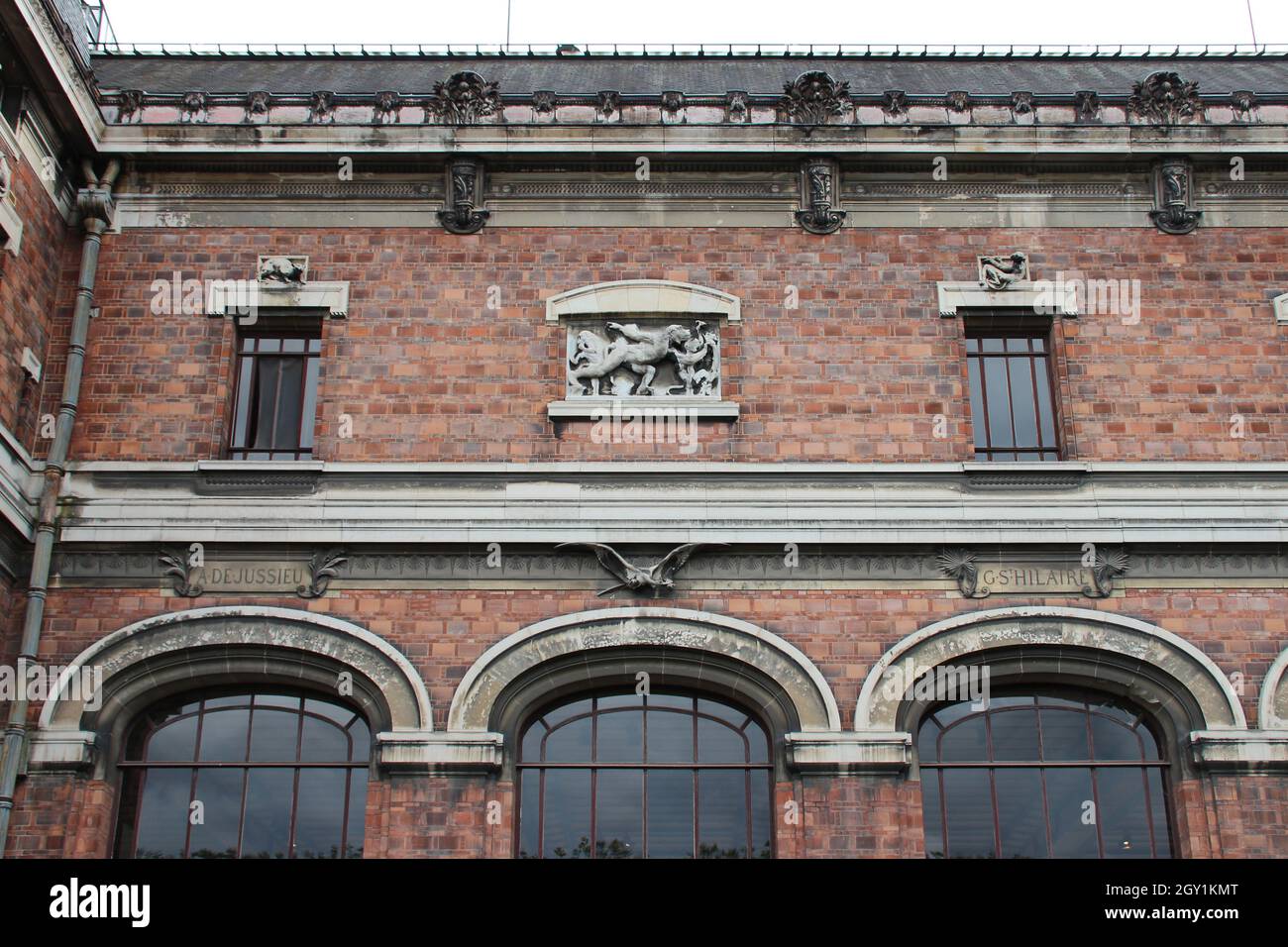Museum brick frieze hi-res stock photography and images - Alamy