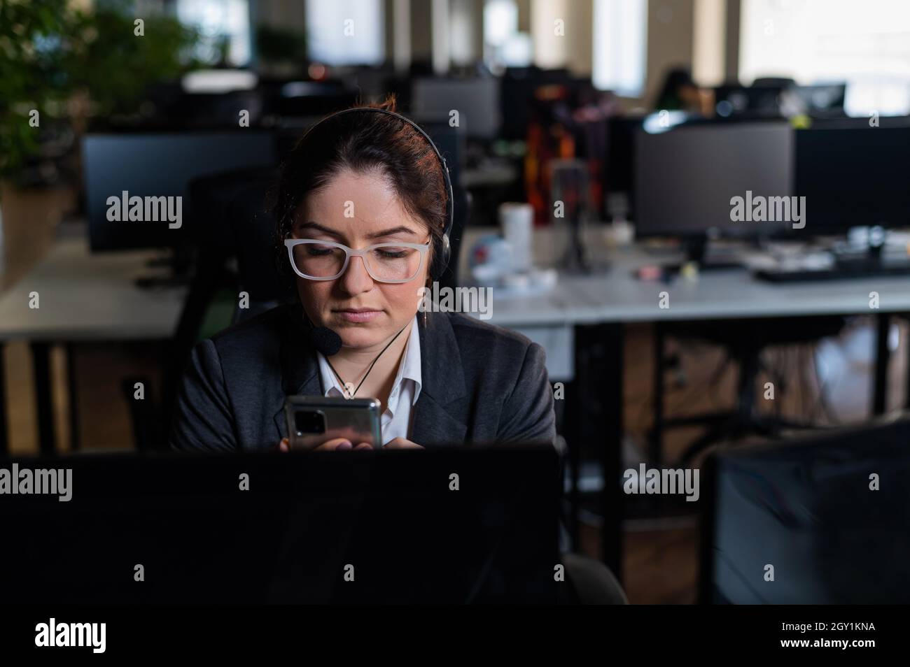 Business woman using mobile at work desk Stock Photo - Alamy