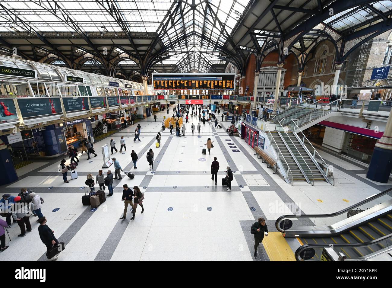 Escalator liverpool street station london hi-res stock photography and ...