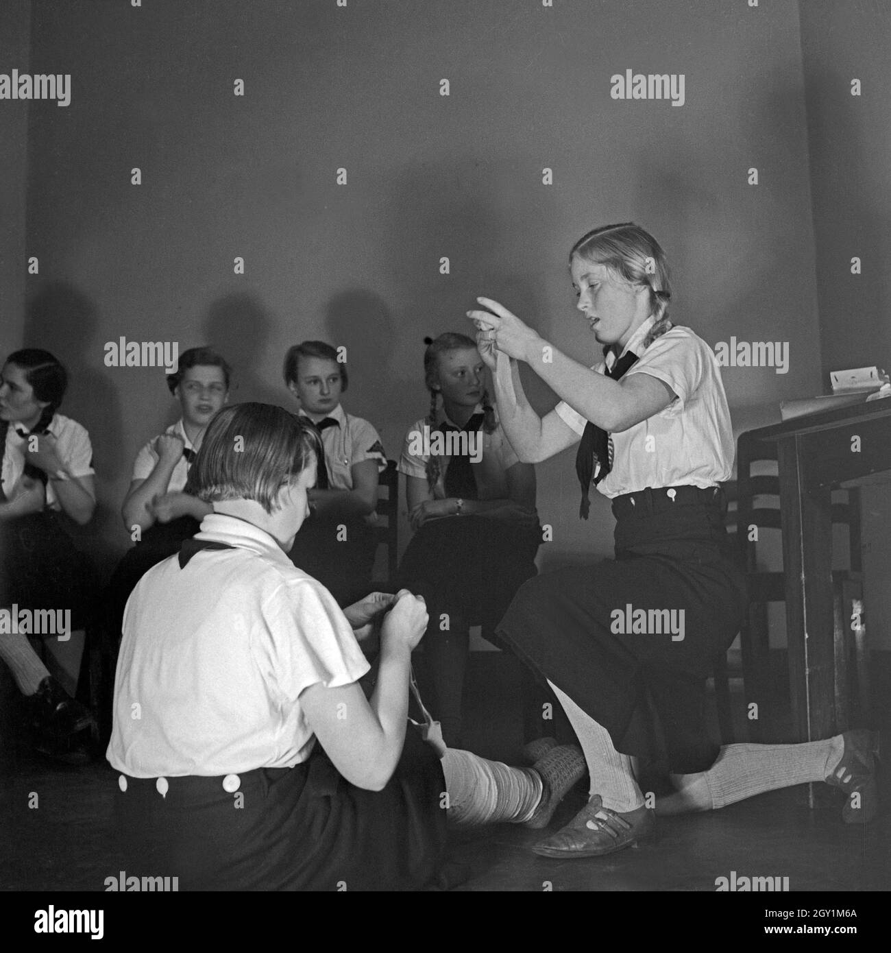 BdM Mädchen bei einer Erste Hilfe Ausbildung, Deutschland 1930er Jahre ...