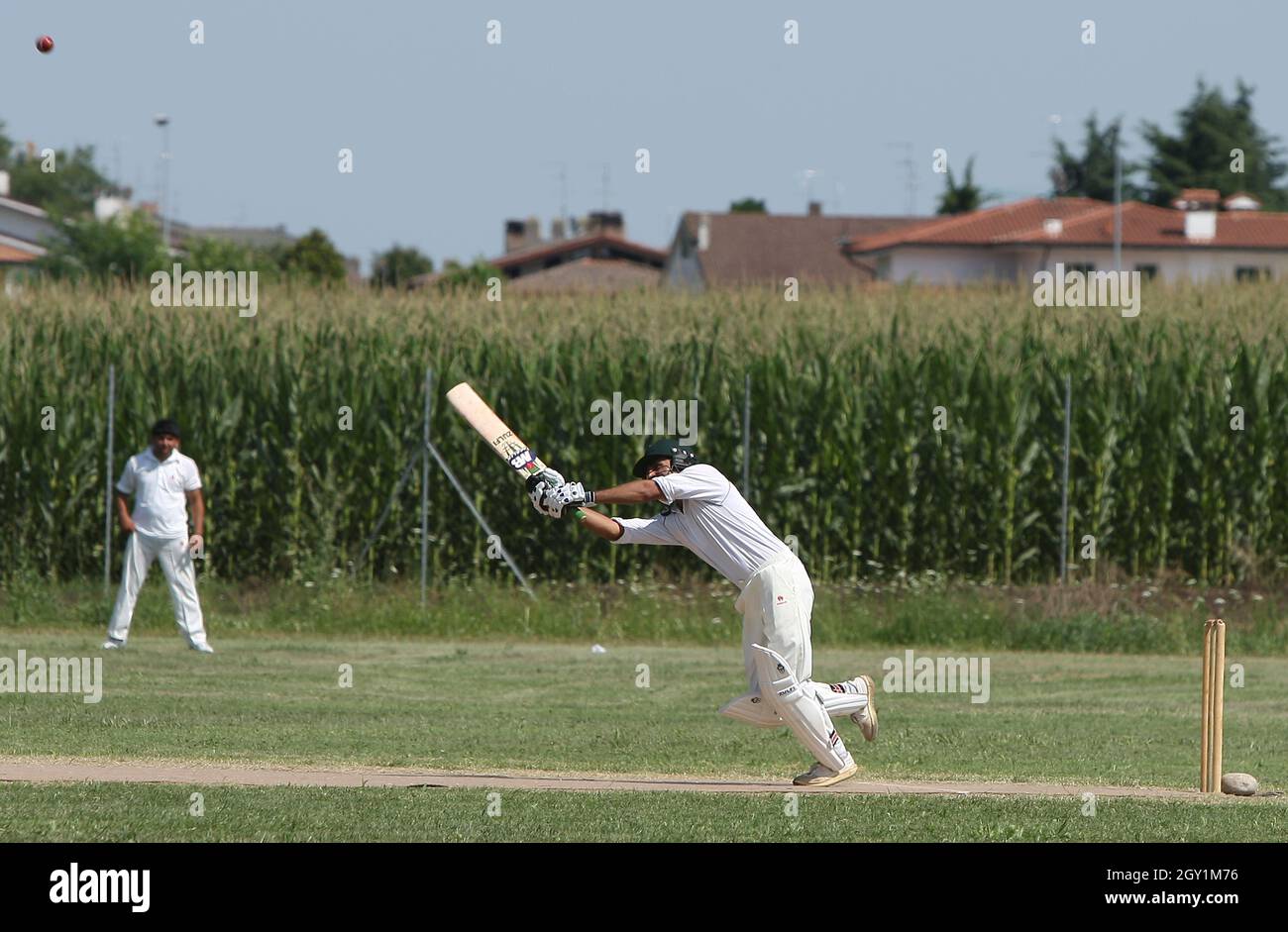 Cricket players run for the crease hi-res stock photography and images ...
