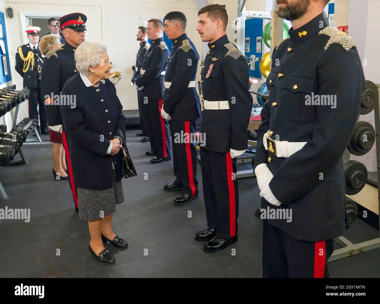 Queen Elizabeth II meets members of the Royal Regiment of Canadian ...