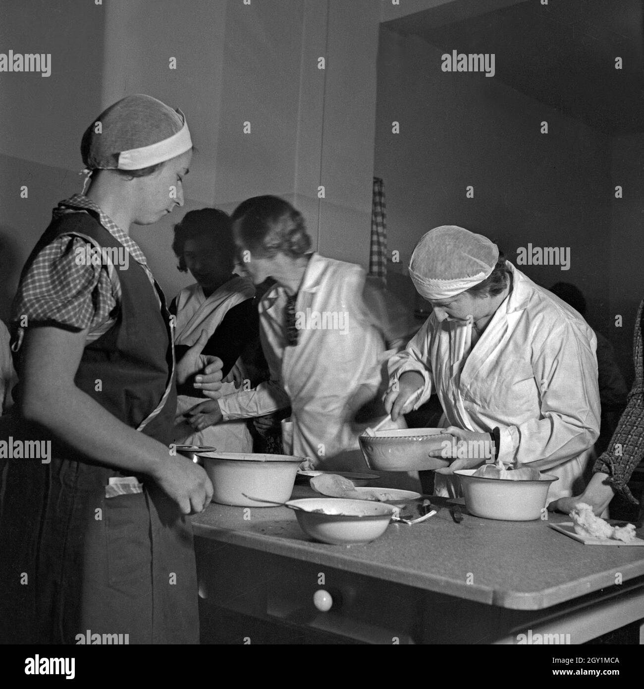 Kitchen cook mother Black and White Stock Photos & Images - Alamy