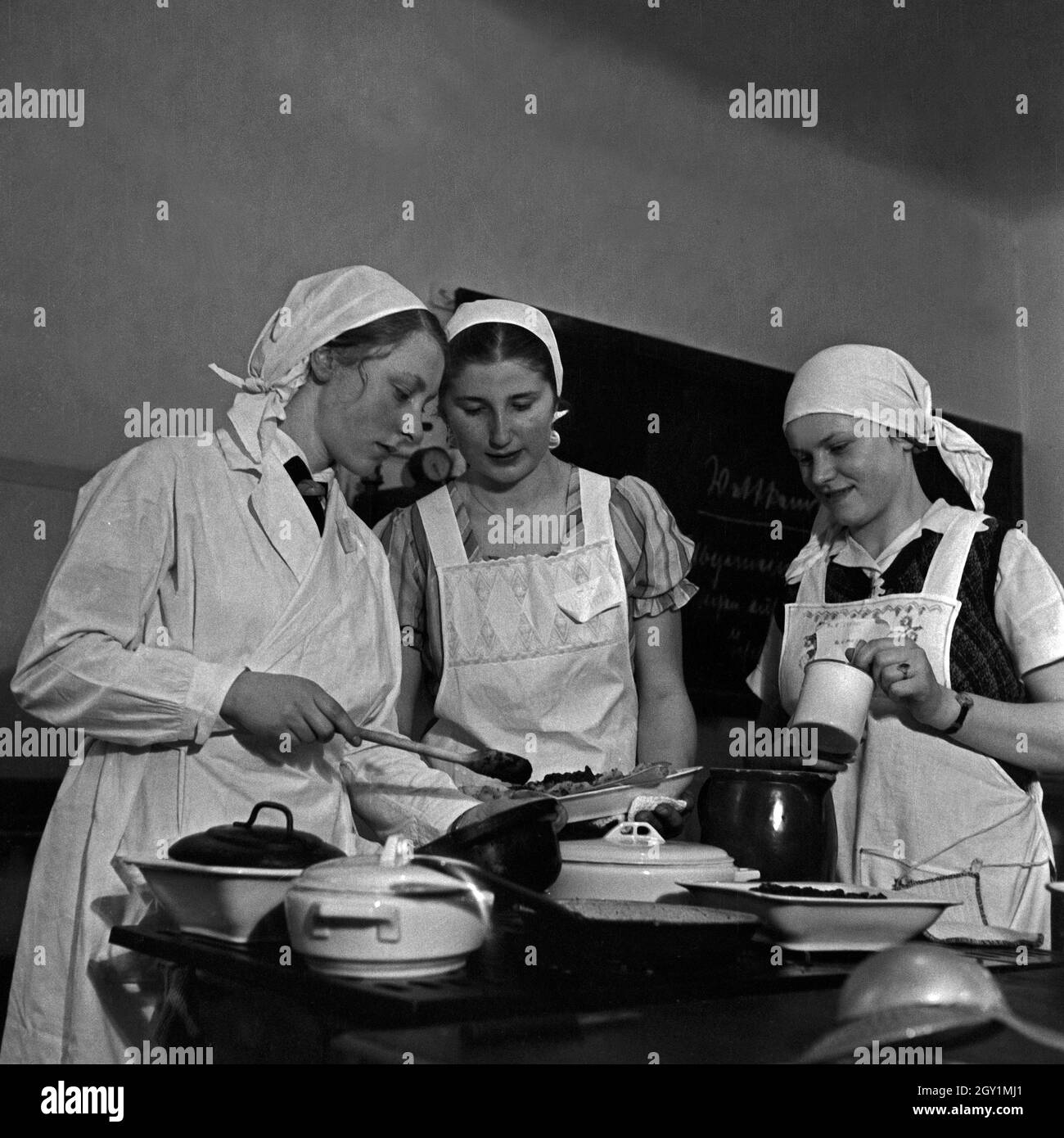 Kochen im hauswirtschaftlichen Teil des Reichsberufswettkampfs 1937 ...