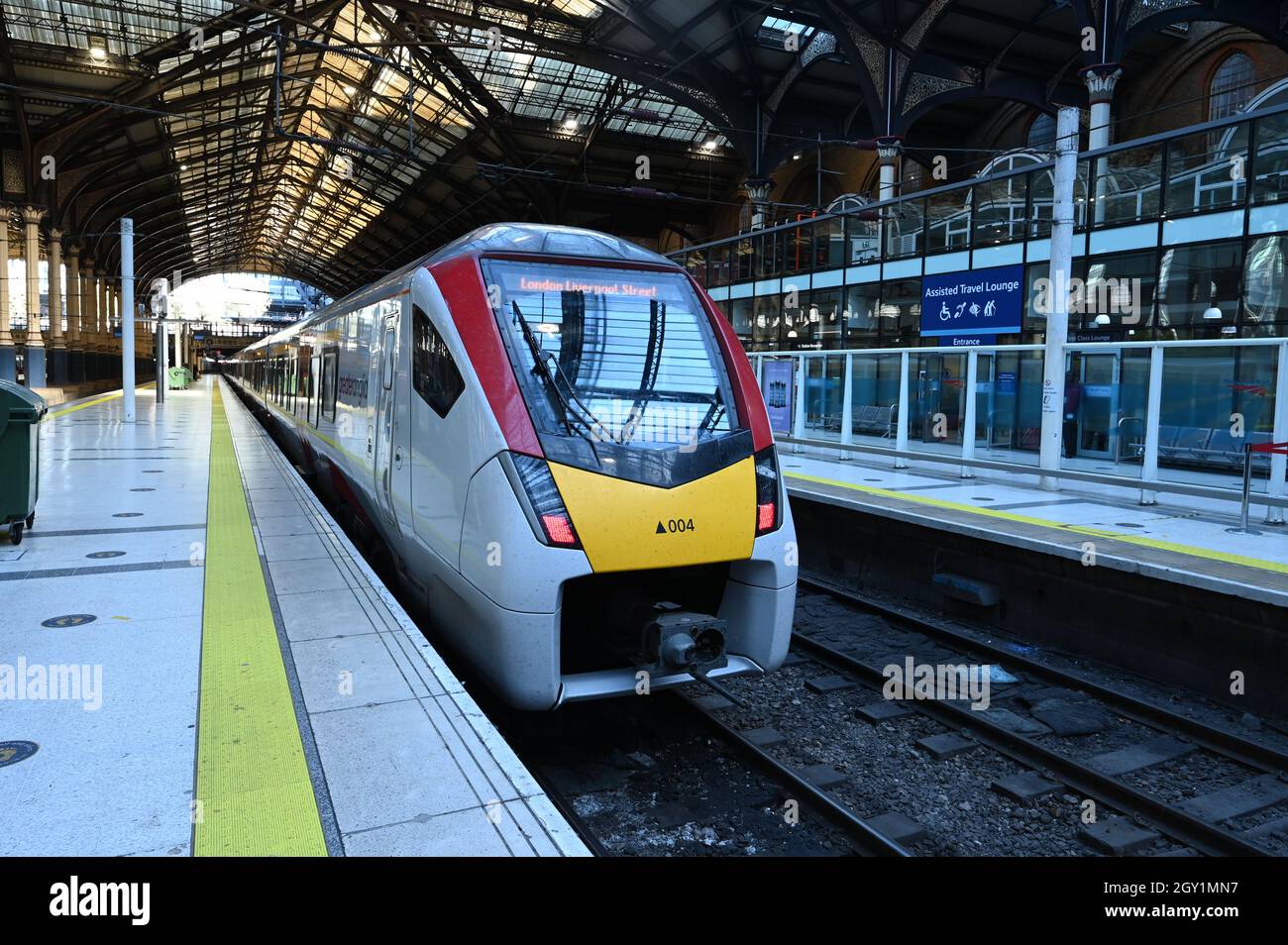 Station platforms of London Liverpool street station Stock Photo - Alamy