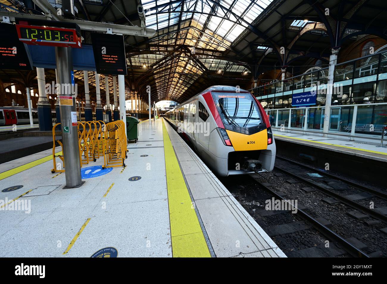 Station platforms of London Liverpool street station Stock Photo - Alamy