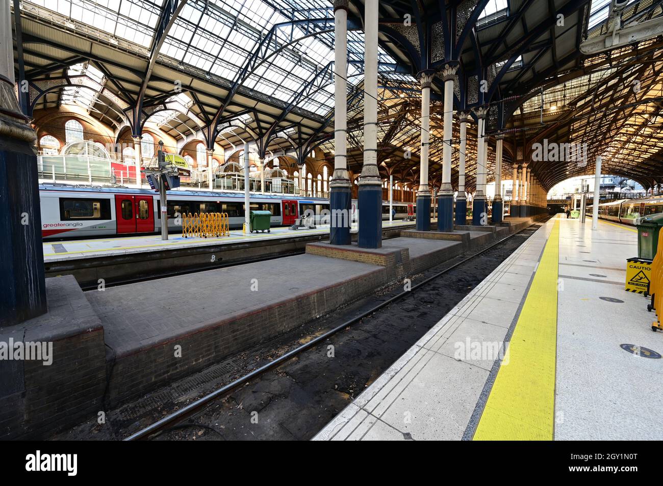 Station platforms of London Liverpool street station Stock Photo - Alamy
