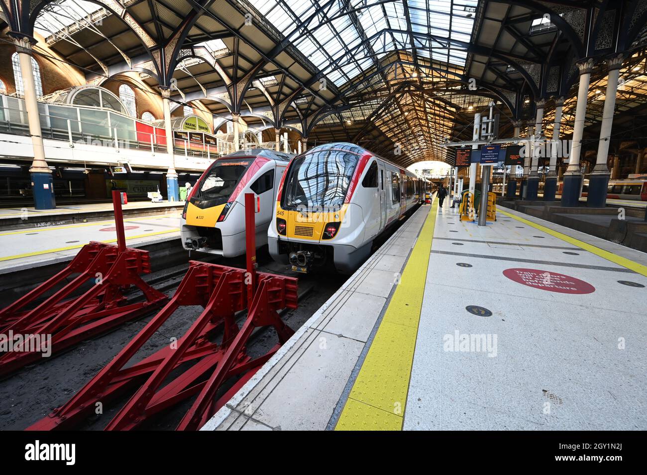 Station platforms of London Liverpool street station Stock Photo - Alamy