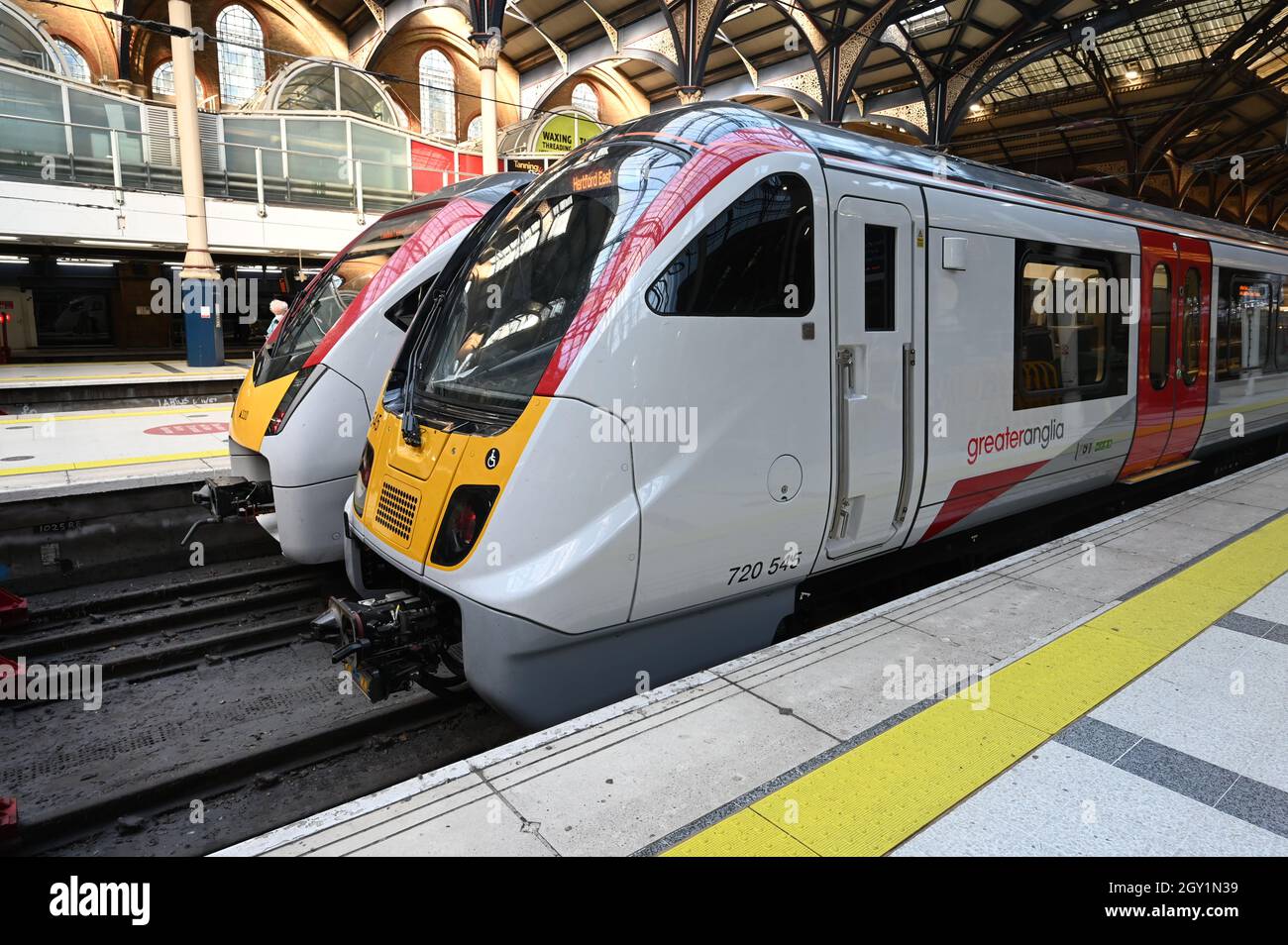 Station platforms of London Liverpool street station Stock Photo - Alamy