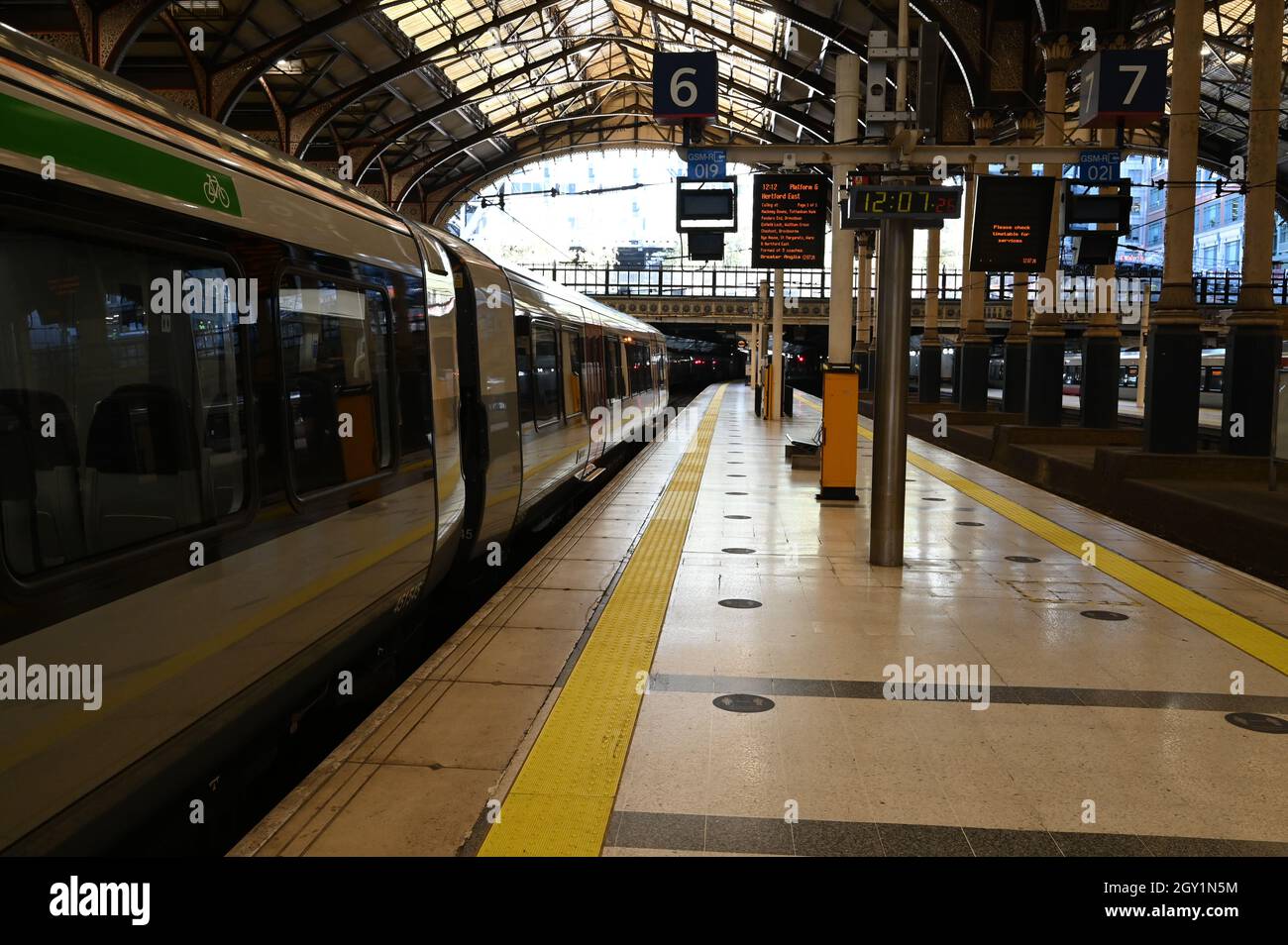 Station platforms of London Liverpool street station Stock Photo - Alamy