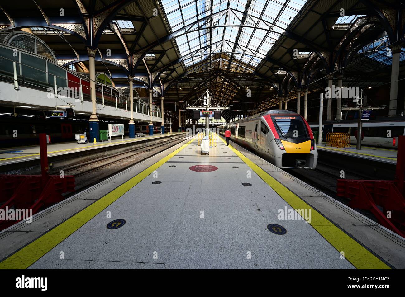 Station platforms of London Liverpool street station Stock Photo - Alamy Station platforms of London Liverpool street station Stock Photo - Alamy