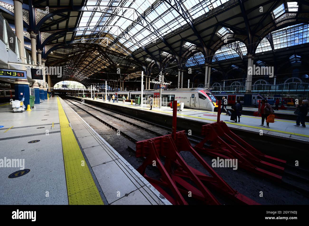 Station platforms of London Liverpool street station Stock Photo - Alamy