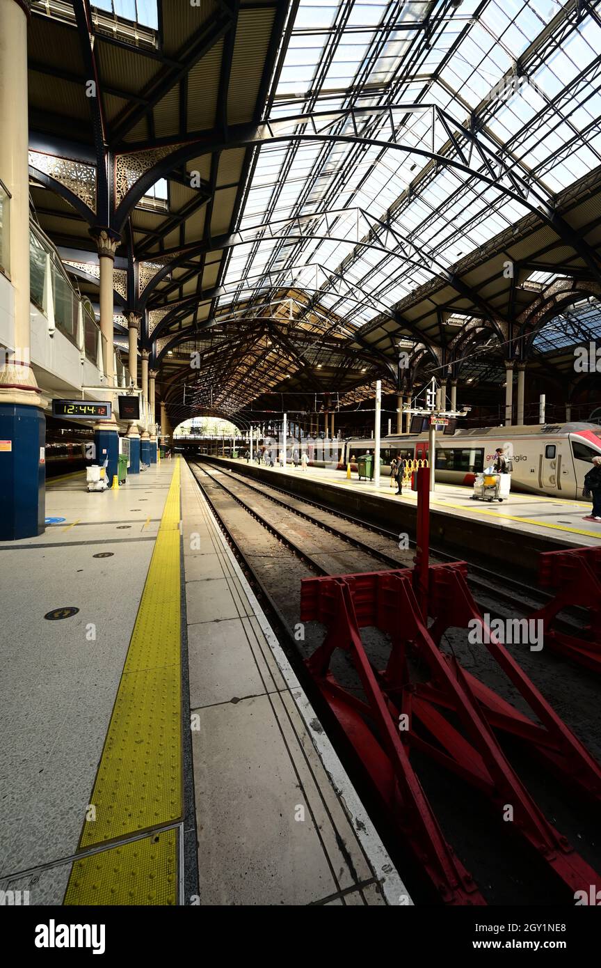 Station platforms of London Liverpool street station Stock Photo - Alamy