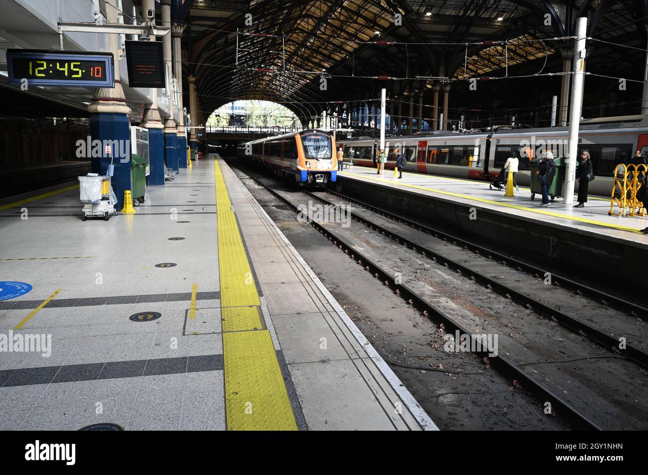 Station platforms of London Liverpool street station Stock Photo - Alamy