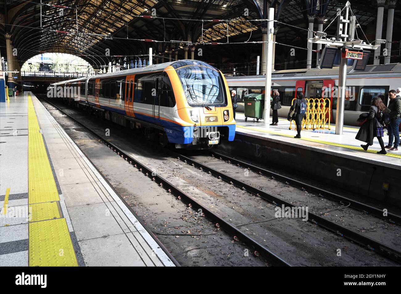 Station platforms of London Liverpool street station Stock Photo - Alamy