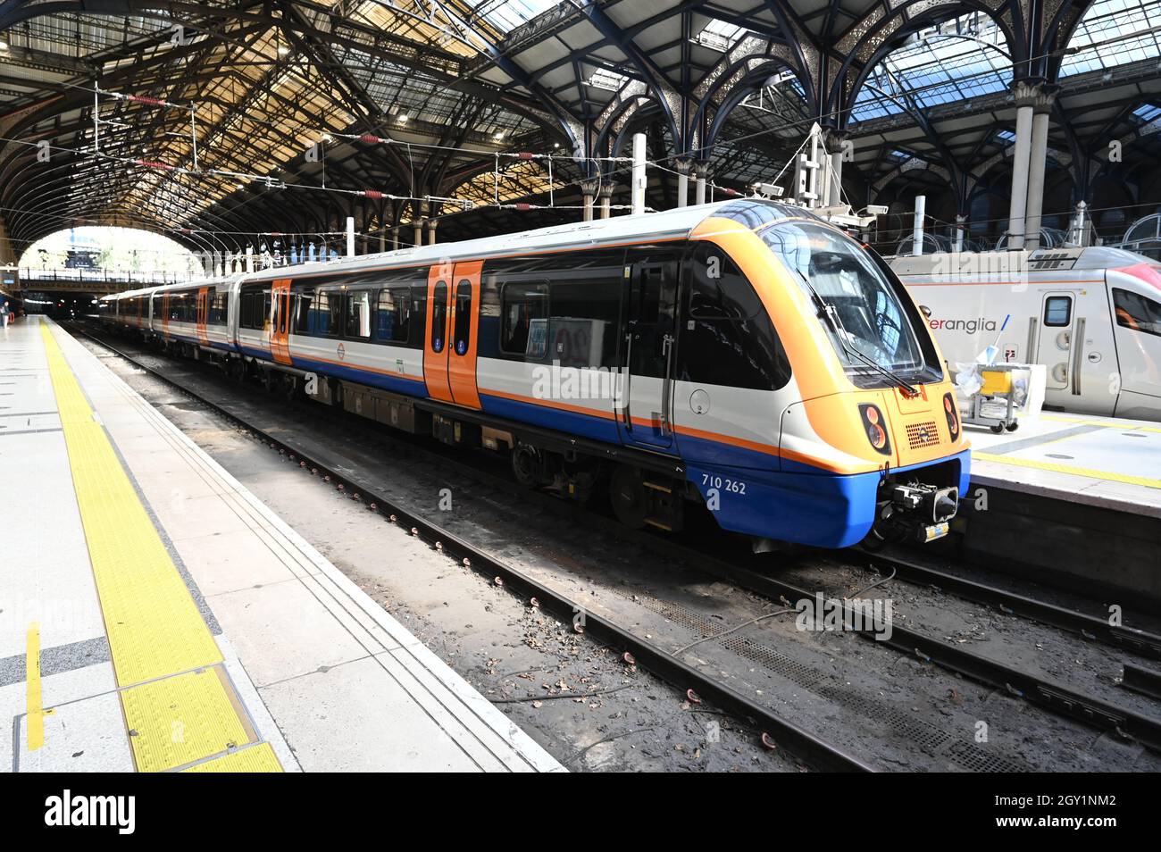 Station platforms of London Liverpool street station Stock Photo - Alamy