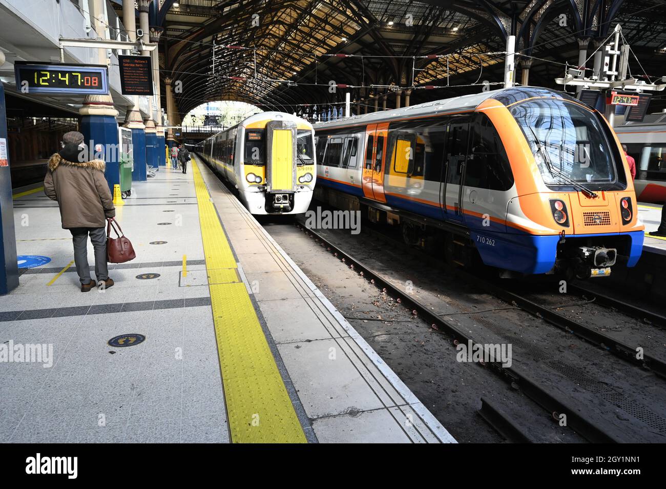 Station platforms of London Liverpool street station Stock Photo - Alamy