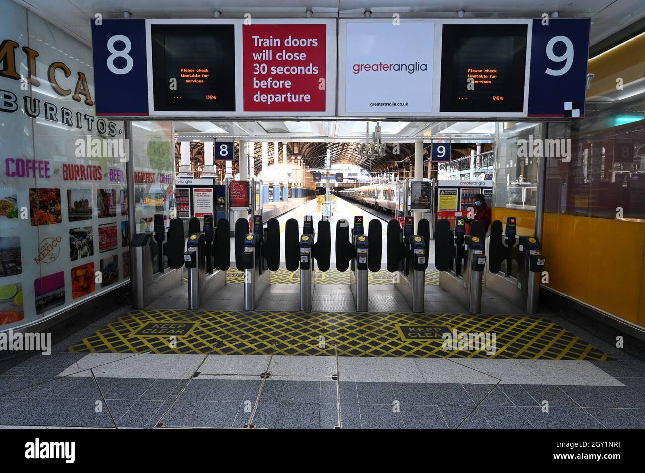 Turnstiles at London Liverpool street station in London Stock Photo - Alamy